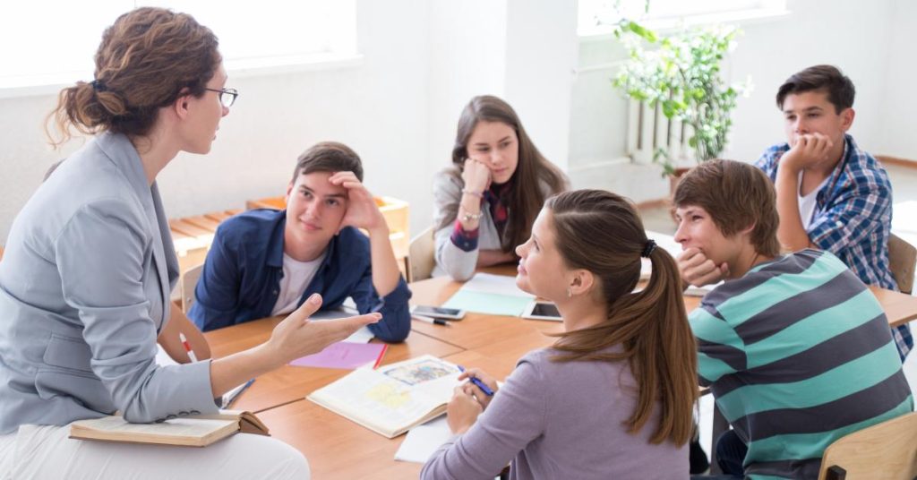 profesora-con-sus-alumnos - IQ Latino